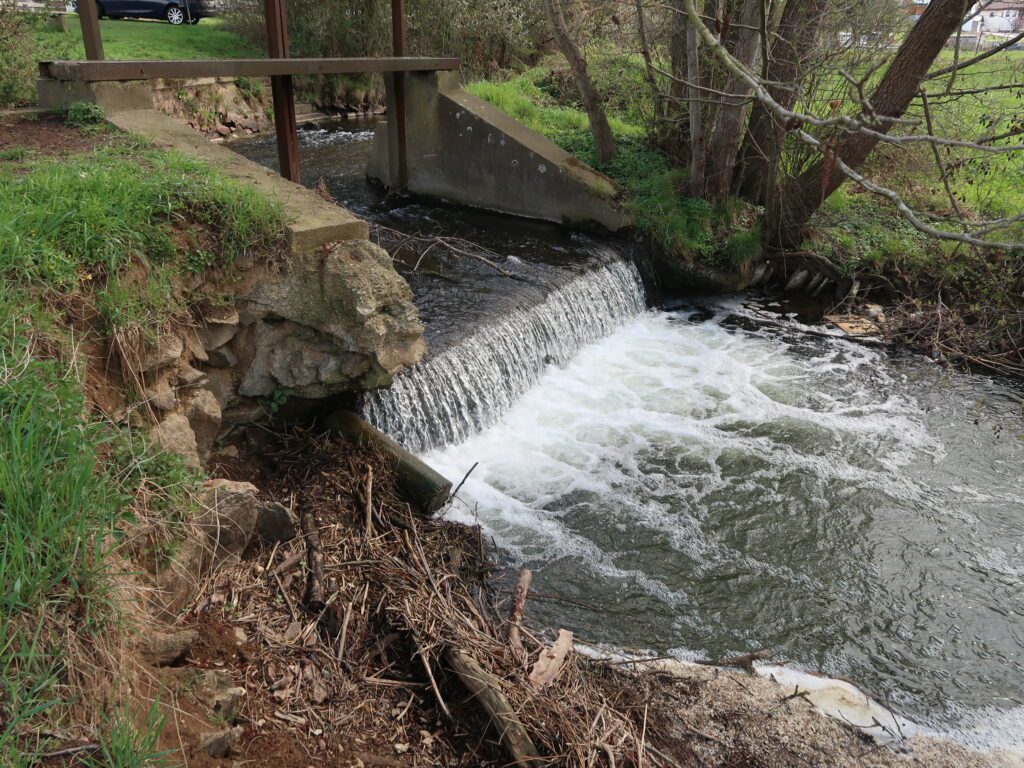 Dismantling of a dam in the course of the creek Wörsbach below the ...